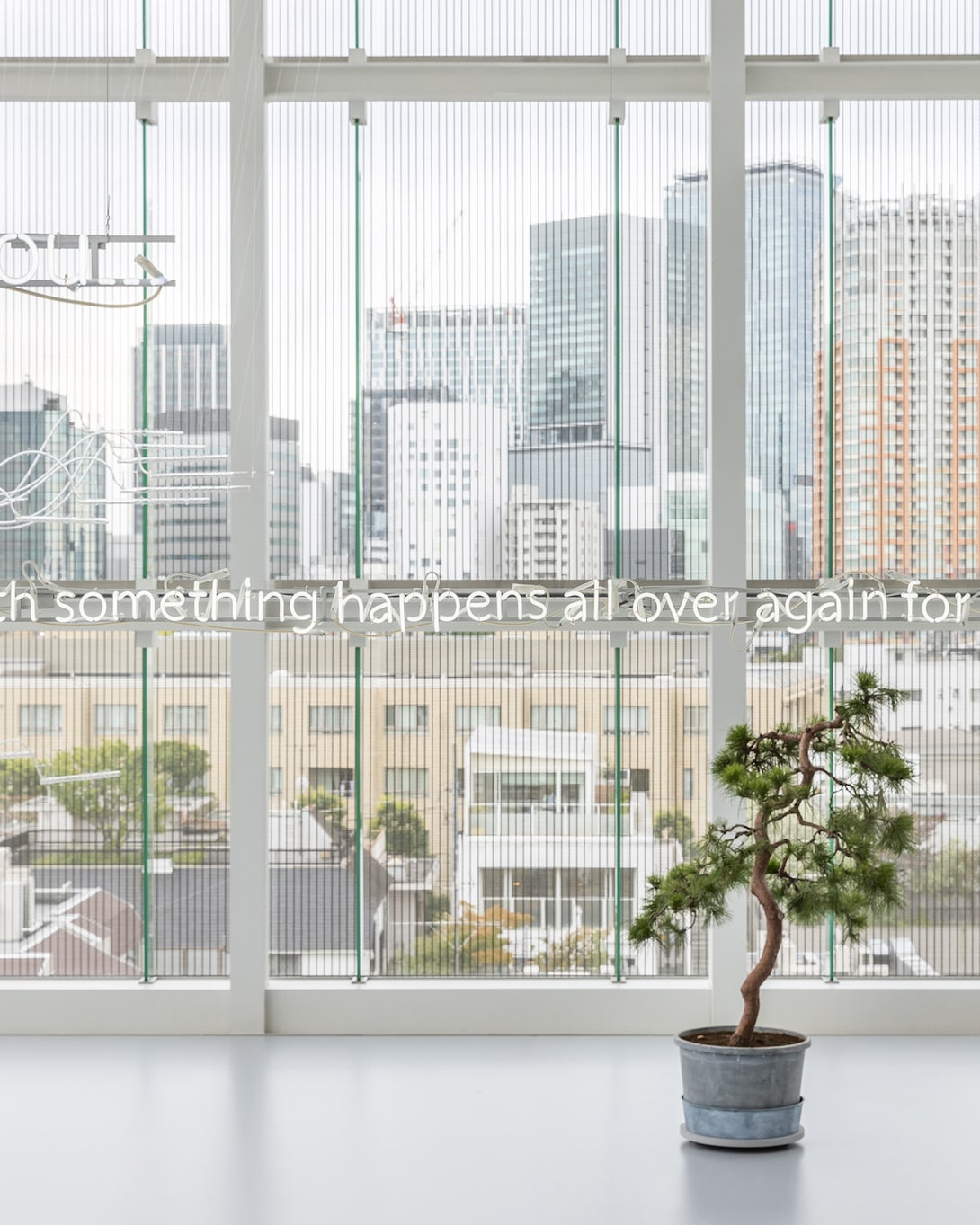 Espace Louis Vuitton Tokyo: Cerith Wyn Evans "L>espace)(…" | LOUIS VUITTON