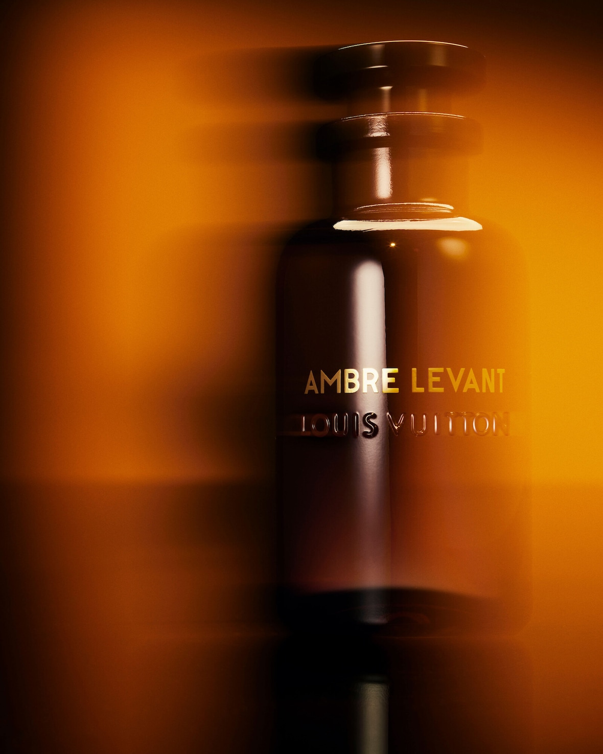 Oud perfume and fragrance | LOUIS VUITTON